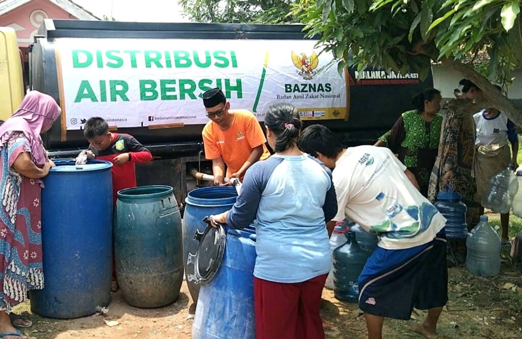 Baznas Salurkan 8 Ribu Liter Air Bersih di Desa Jayasakti | Detik ...